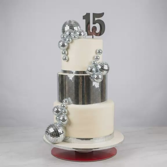 Pastel de XV Años Estilo Disco con Esferas Plateadas en CDMX – L ...